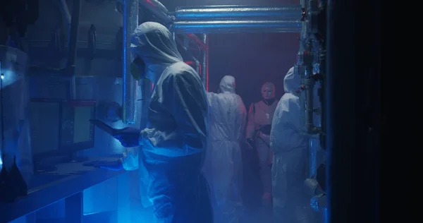 Imágenes de Zombies trapped in giant glass tubes in a laboratory, fotos ...