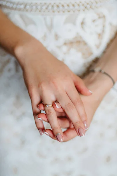 Manos con joyas fotos de stock, imágenes de Manos con joyas sin ...