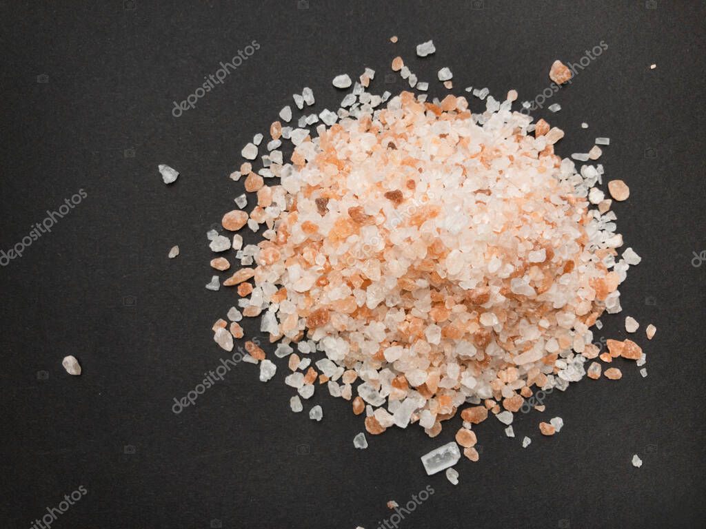 Sal aislada sobre fondo negro. Una pila de sal rosa. Gran sal rosada ...