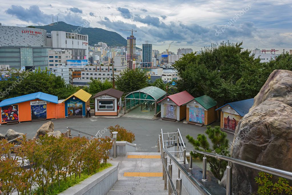 BUSAN, COREA DEL SUR - 04 / 09 / 2017: Escalera hacia el Parque ...