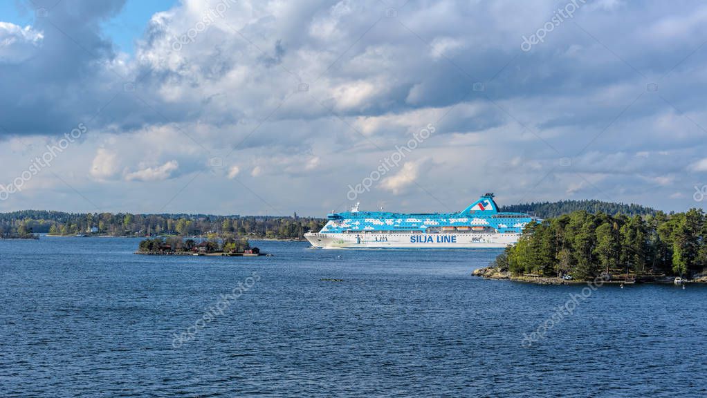 Nave de ferry Galaxy of Silja Line navega a través del Arco de ...