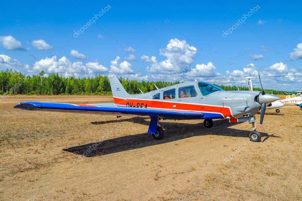 Avión monomotor de metal ligero de cuatro asientos con motor de pistón ...