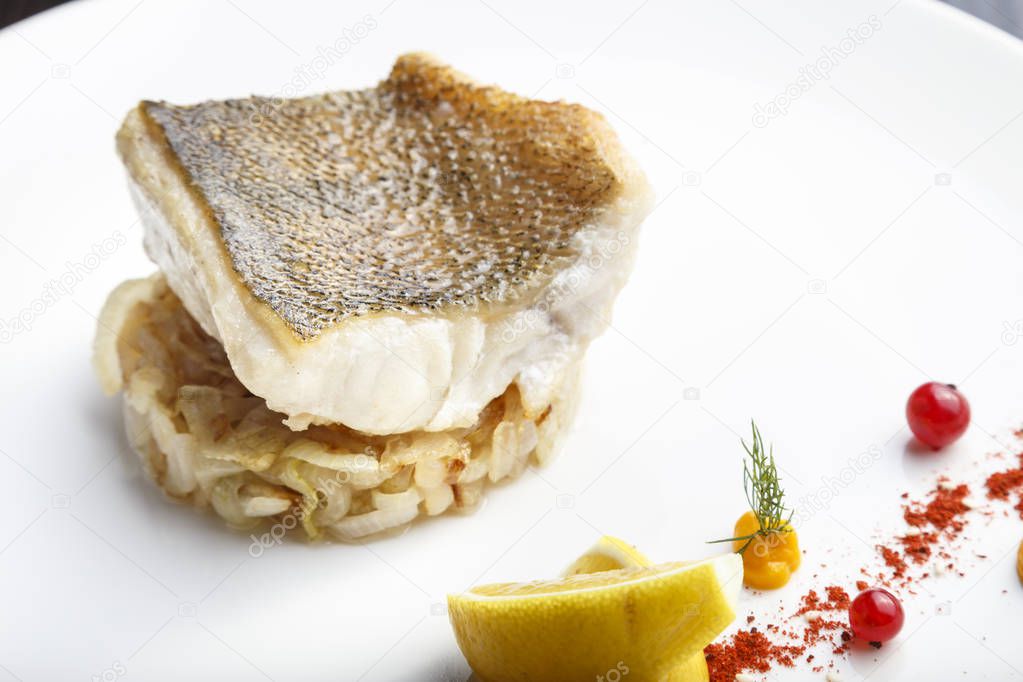 filete de pescado cocido de lucioperca 2022