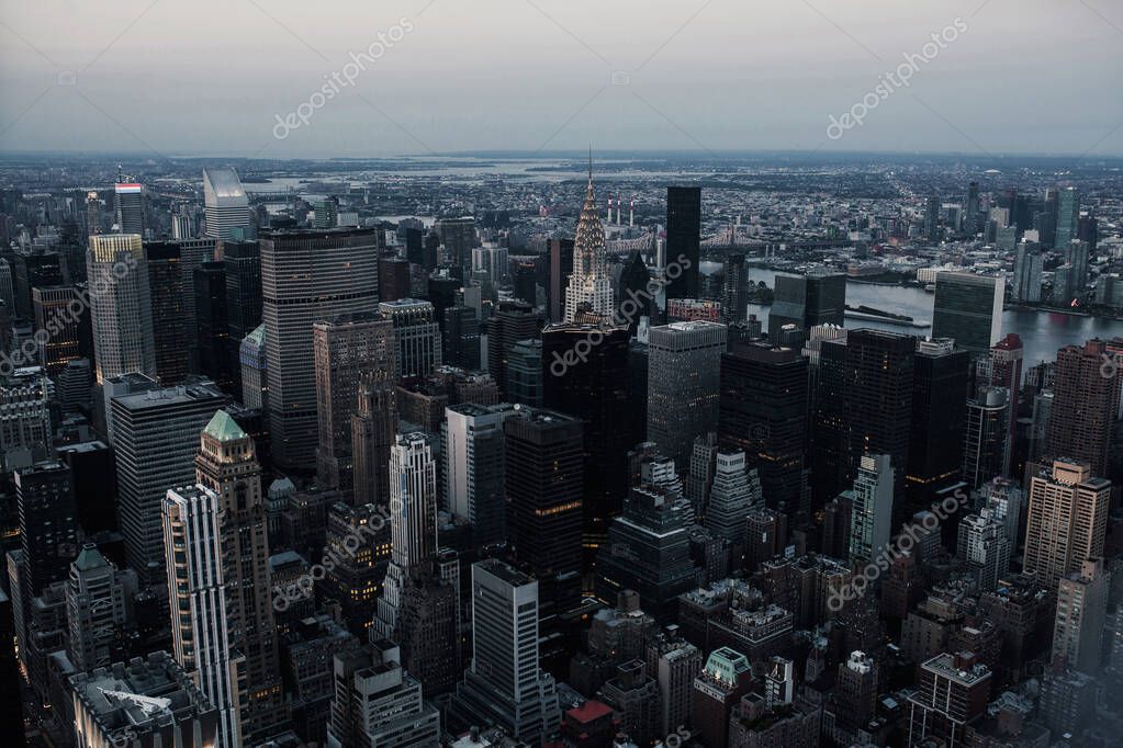 Rascacielos, torres y varios edificios grandes, calles y áreas de la gran ciudad, un hermoso ...