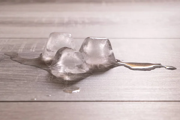 Es batu mencair Stok Foto, Es batu mencair Gambar Bebas Royalti ...