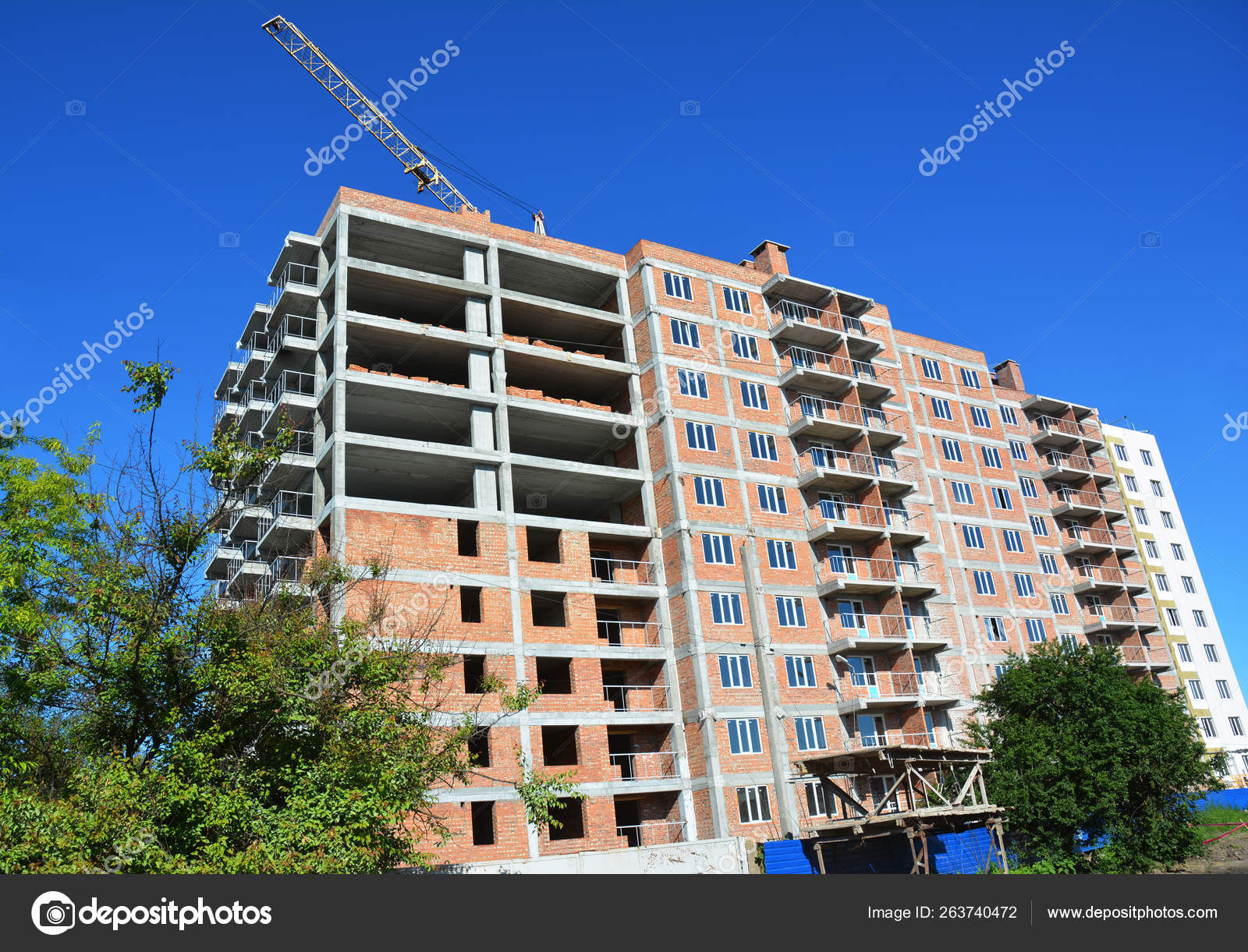 High-rise house construction site with crane tower — Stock Photo ...