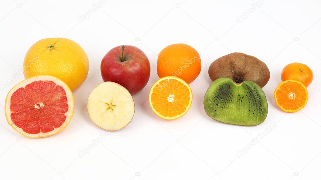 frutas diferentes enteras y cortadas en rodajas sobre fondo blanco 2025