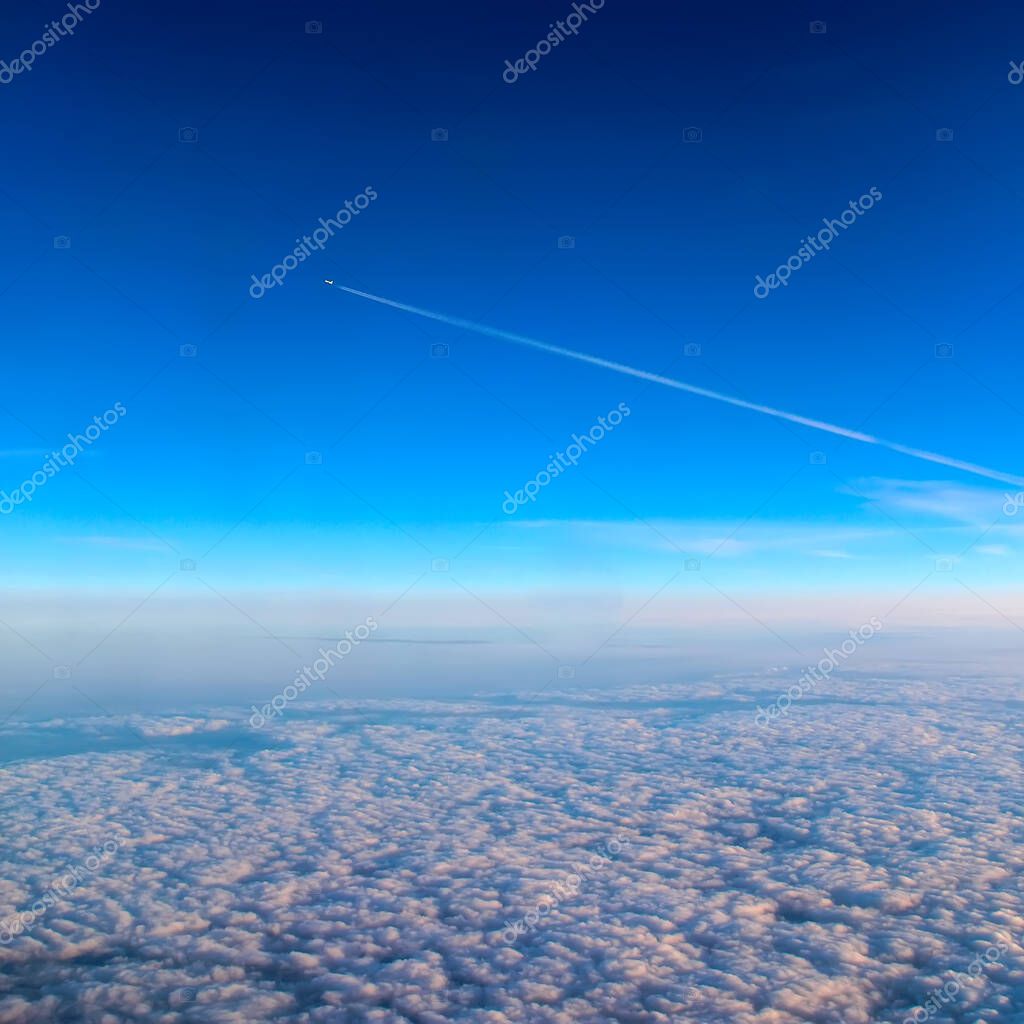 Recorrido desde un avión alto en el cielo azul sobre las nubes. Vista ...