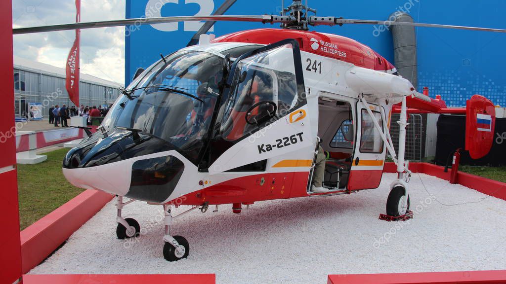 Helicóptero médico "Ka-226T" en la exposición / Helicóptero multipropósito "Ka-226T" con módulo ...