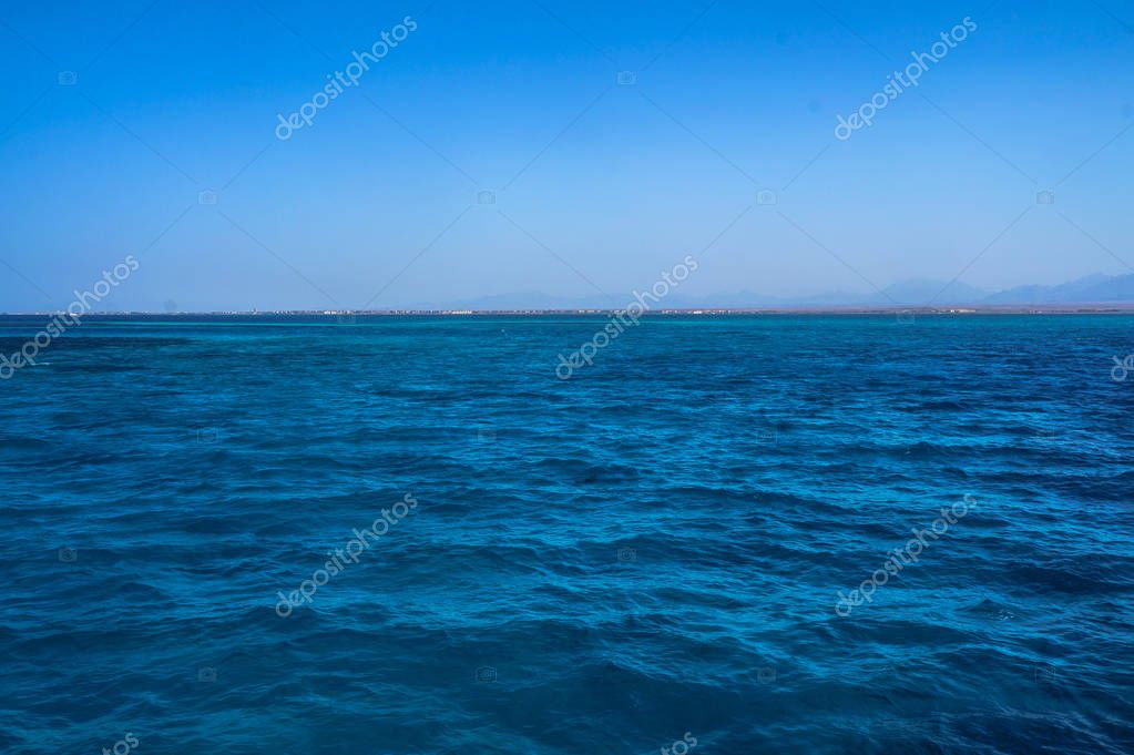 Hermosa superficie azul del mar con el cielo. Oceánico desierto, tema ...