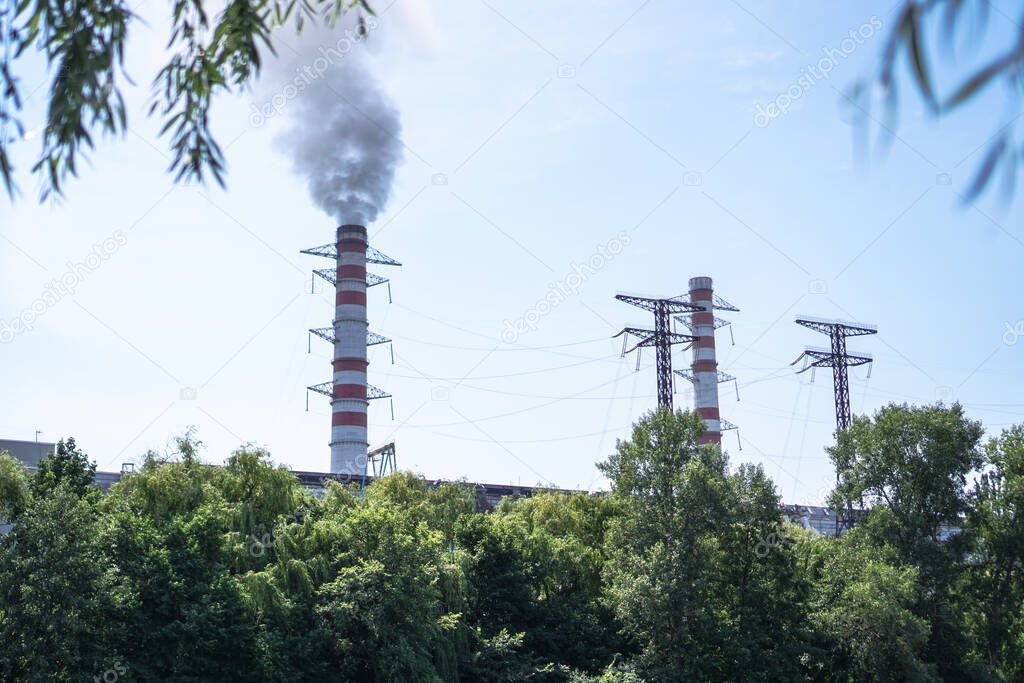 Tuber a de la planta con la que hay humo contra el cielo. F brica y temas ambientales de ...