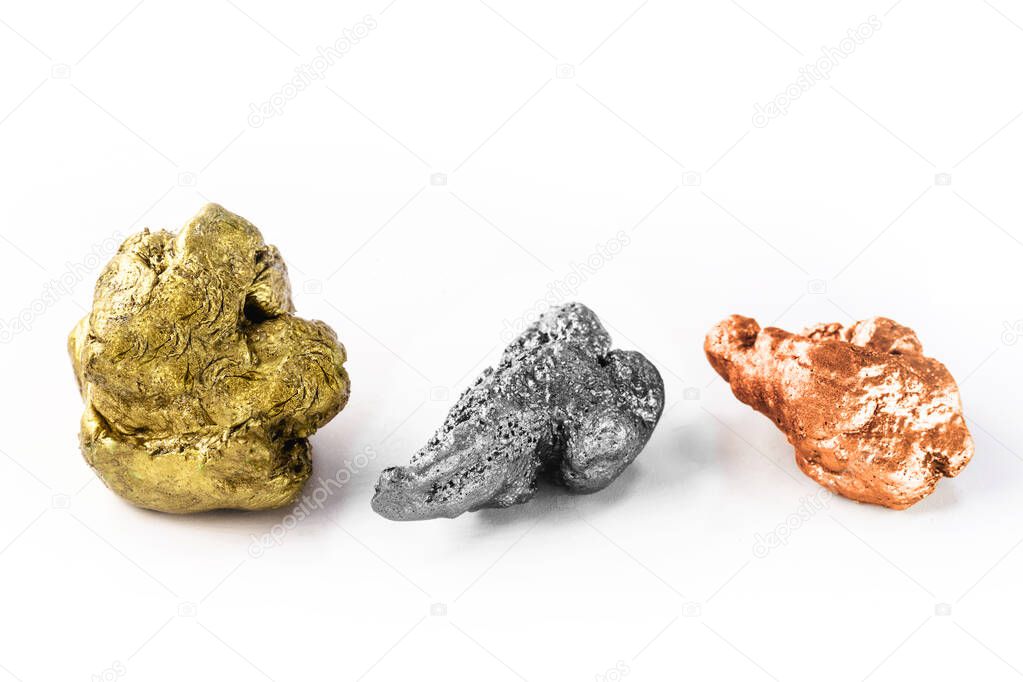 grupo de piedras preciosas de bronce de plata de oro sobre fondo blanco ...