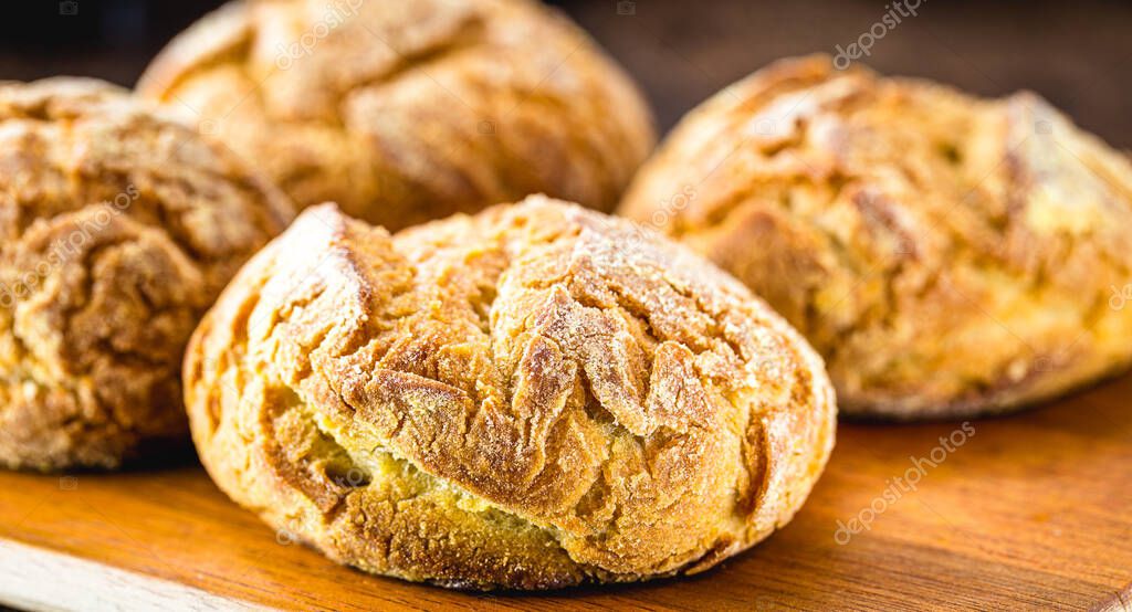 Galleta brasileña tradicional llamada "Broa de Milho ou de fuba". Hecho ...