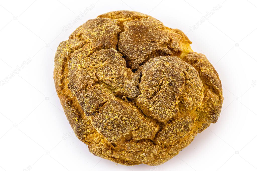 Pan de maíz o fuba brasileña, sobre fondo blanco aislado. Pan de queso ...