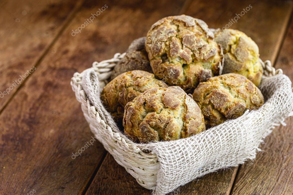 pan de maíz pequeño, llamado broinha o broa. Elaborado con harina y ...