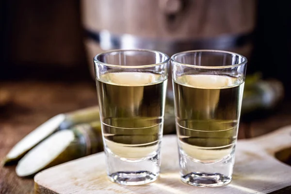 Bebida brasileña conocida como Cachaa, "pinga", caña o caña de azúcar ...