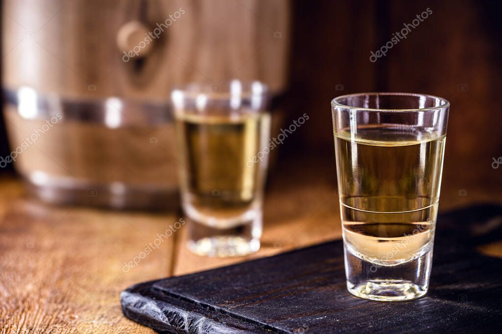 Bebida brasileña conocida como Cachaa, "pinga", caña o caña de azúcar ...