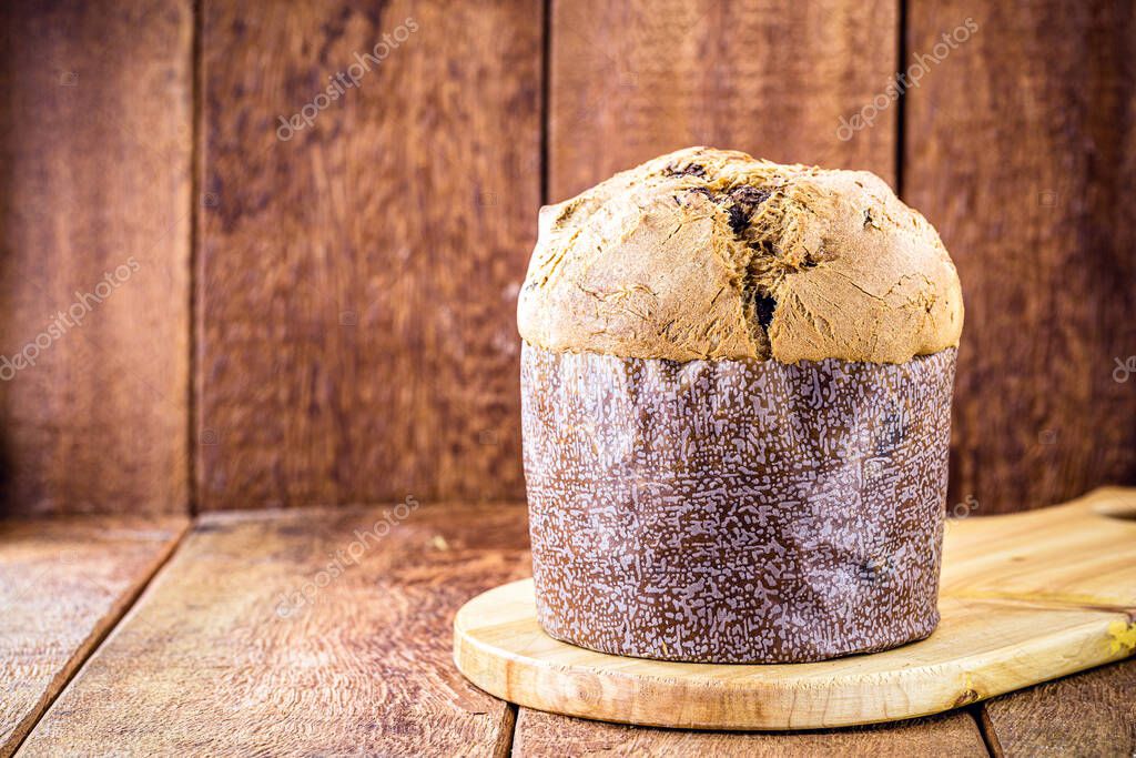 panettone chocolate aislado sobre fondo rústico de madera, espacio para ...