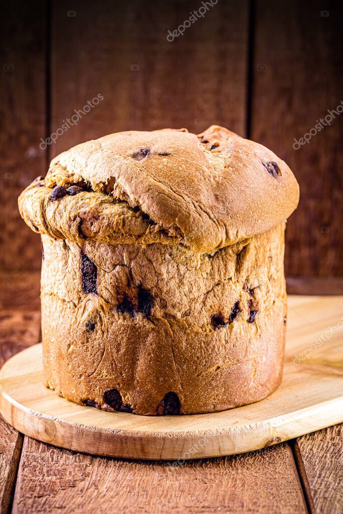 panettone chocolate aislado sobre fondo rústico de madera, espacio para ...