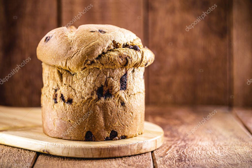 panettone chocolate aislado sobre fondo rústico de madera, espacio para ...