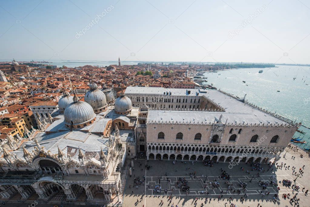 Vista de Venecia desde arriba - cúpulas de la Basílica de San Marcos y ...