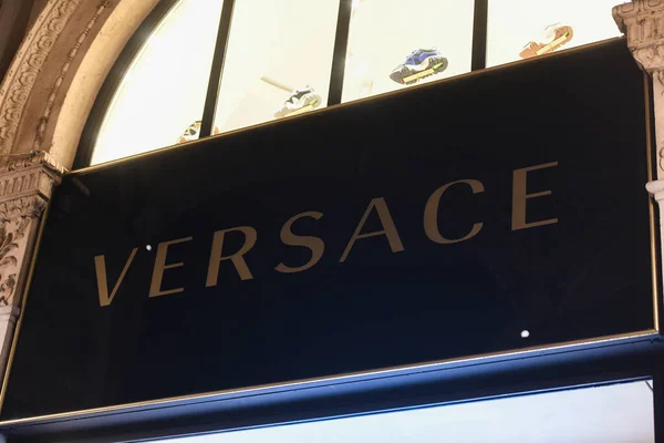 Versace logo fotos de stock, imágenes de Versace logo sin royalties ...