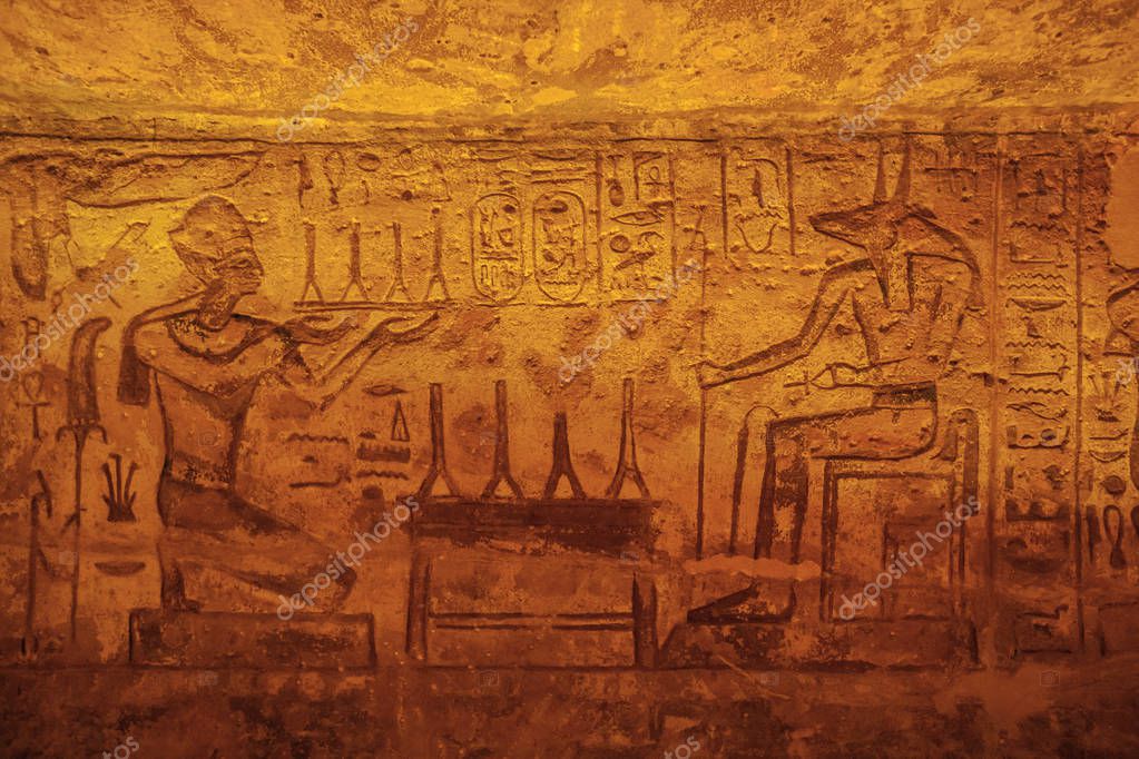 Bajorrelieve de Ramsés II ofreciendo a Anubis en el Gran Templo de Abu ...