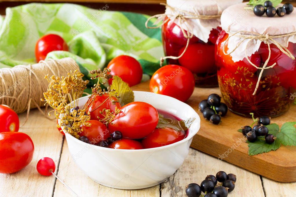 Tomates marinados. Tomates en vinagre con grosella negra en la mesa de ...