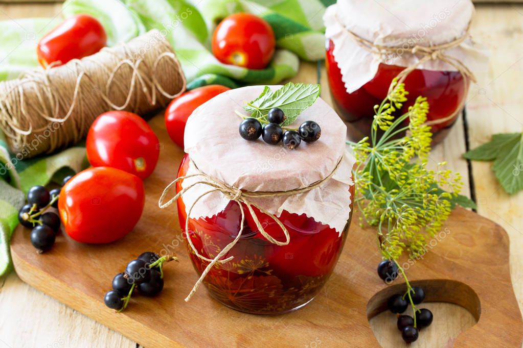 Enlatado casero. Tomates en vinagre con grosella negra en la mesa de la ...