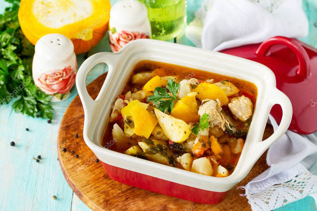 Guiso de pavo con calabaza, verduras y especias en un tazón sobre una ...