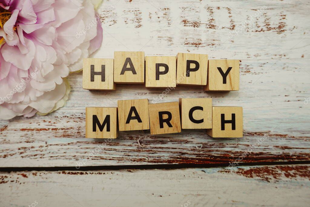 Feliz marzo letras del alfabeto sobre fondo de madera 2023
