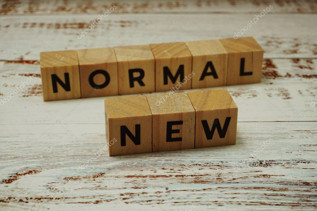 Nueva letra del alfabeto normal sobre fondo de madera 2023