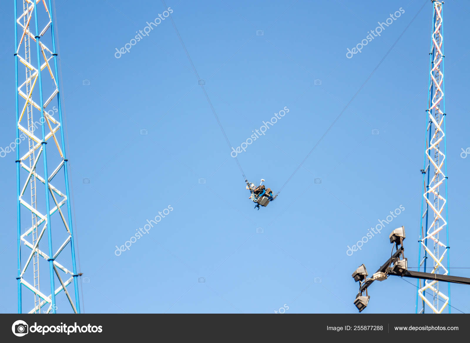 Amusement park in Vienna sling shot — Stock Editorial Photo ...