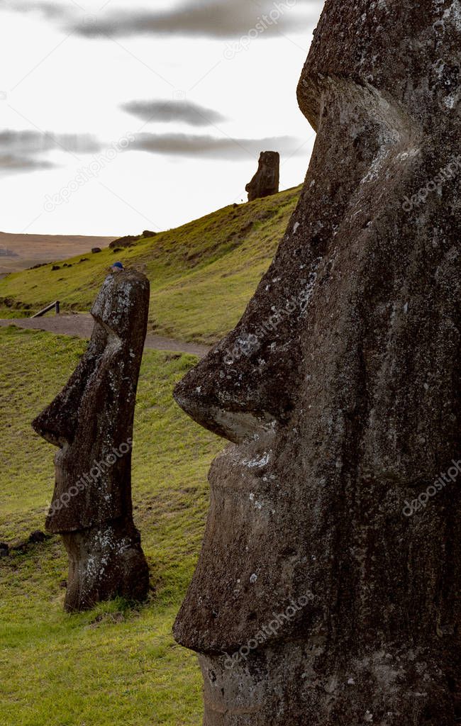 Estatuas de Moai en la Isla de Pascua en la cantera Rano Raraku 2022