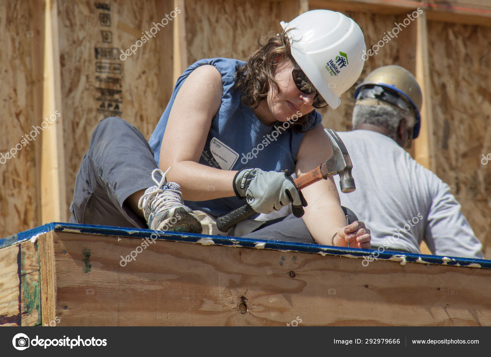 Carpenter works on building roof of new home – Stock Editorial Photo ...