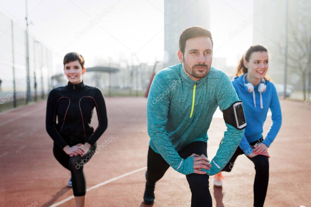 Grupo de amigos felices y saludables que viven en forma y estilos de ...