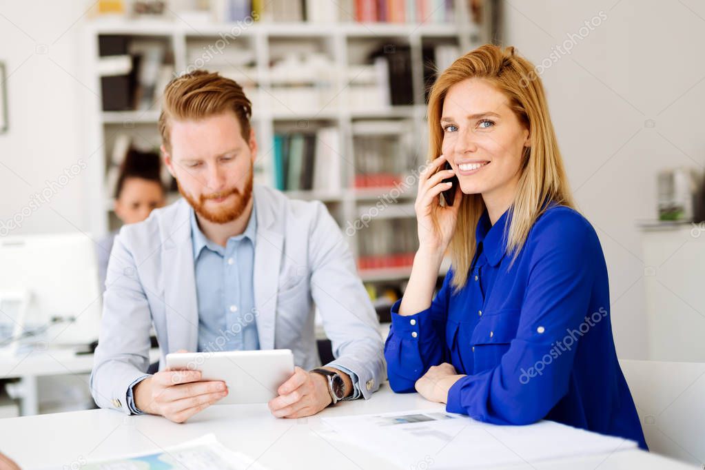 Joven empresaria ceo exitosa que trabaja con empleados 2024