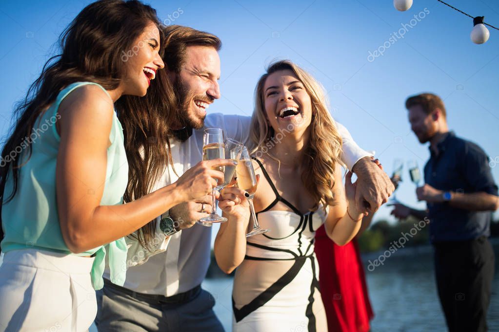 Grupo de amigos felices divirtiéndose y celebrando la reunión grupal 2024