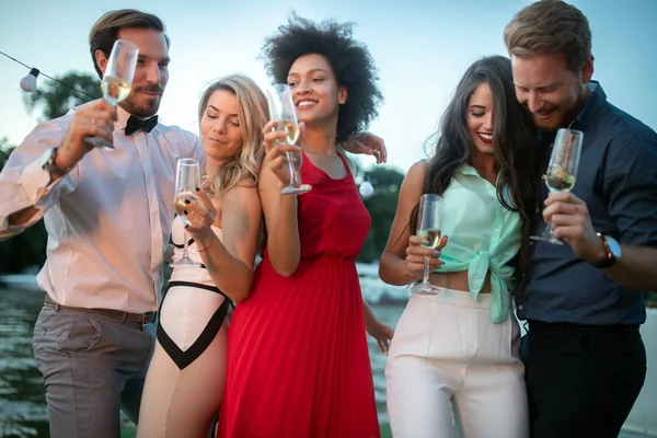 Grupo de amigos felices divirtiéndose y celebrando la reunión grupal 2024