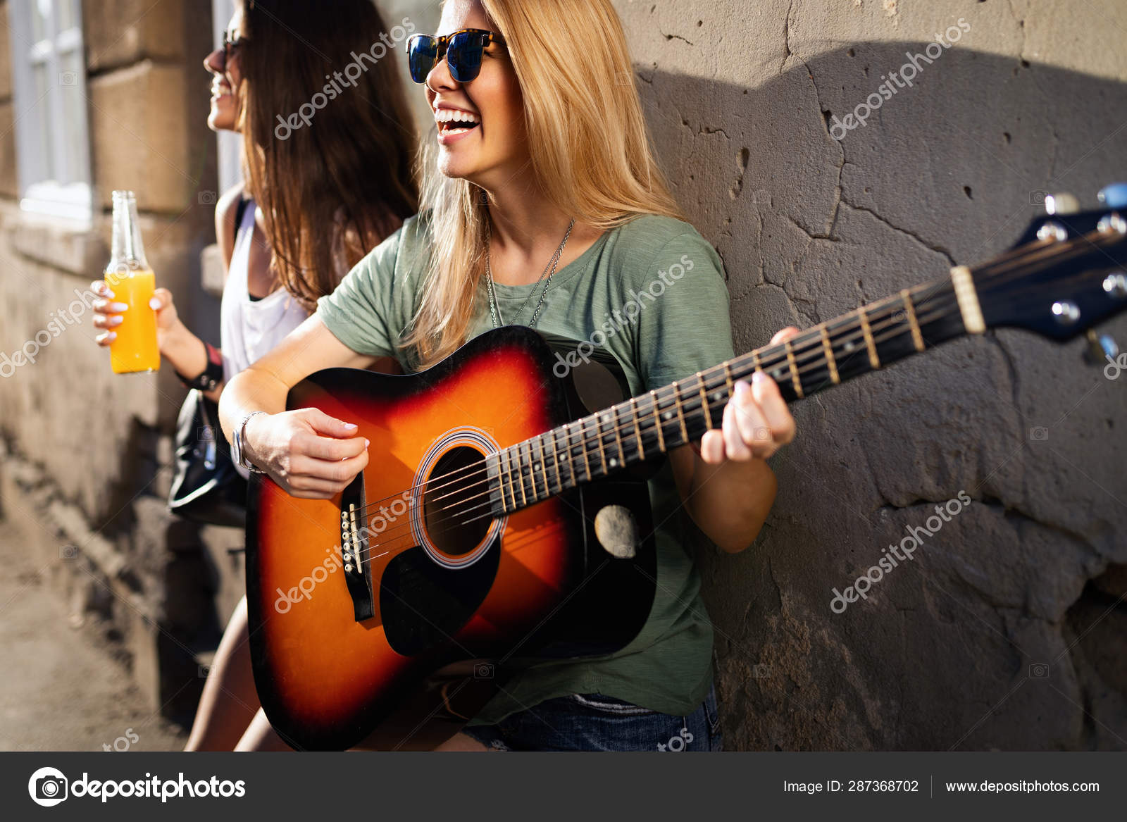 Group Friends Having Fun Hanging Out Outdoors Summer — Stock Photo ...