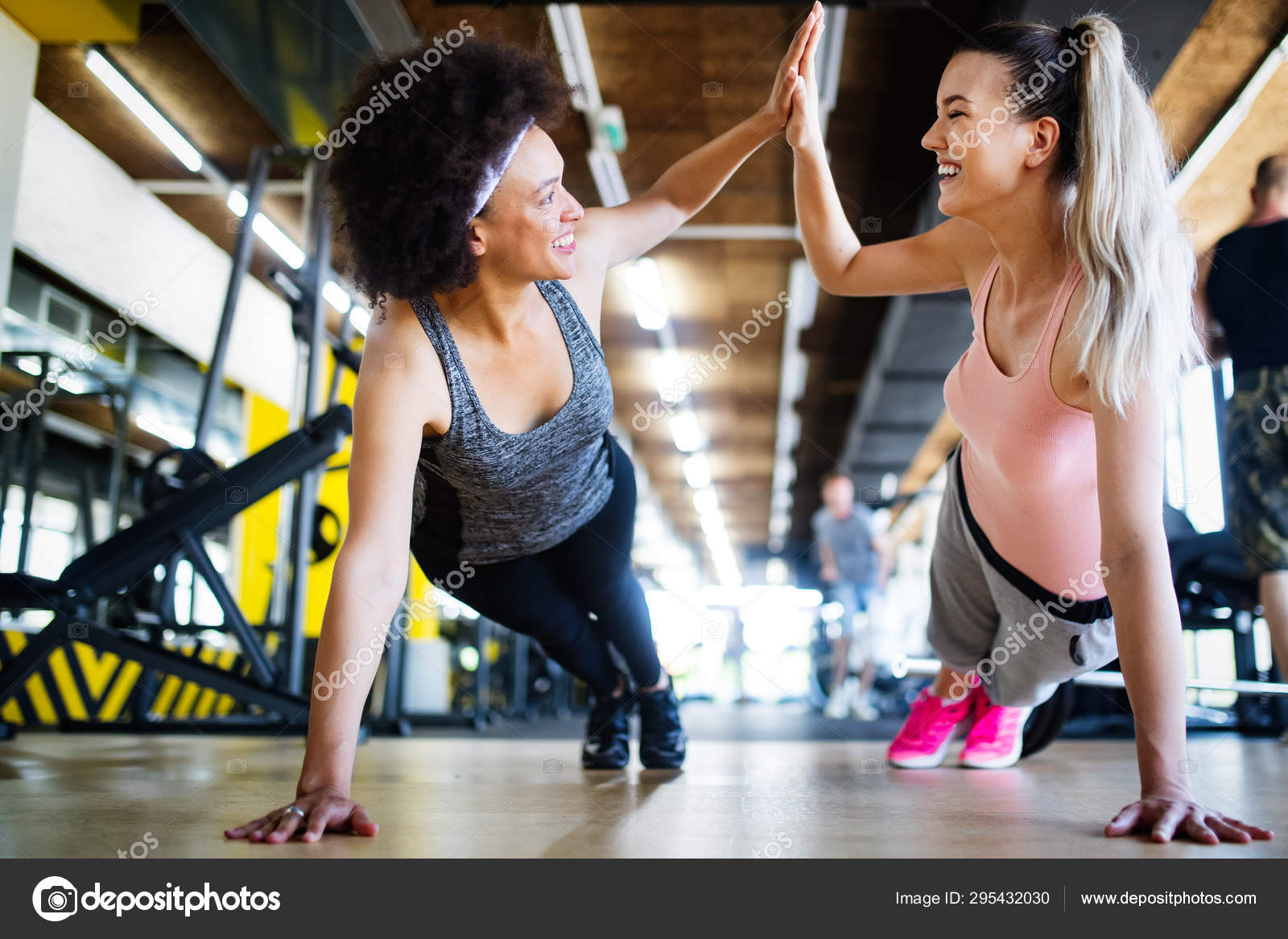 Grupo Personas Entrenando Gimnasio Moderno: fotografía de stock ...