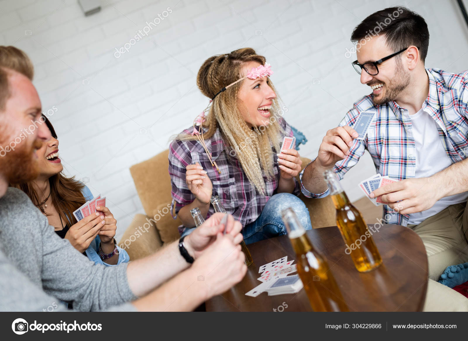 Group Friends Relaxing Having Fun Together While Playing Cards — Stock ... Group Friends Relaxing Having Fun Together While Playing Cards — Stock ...