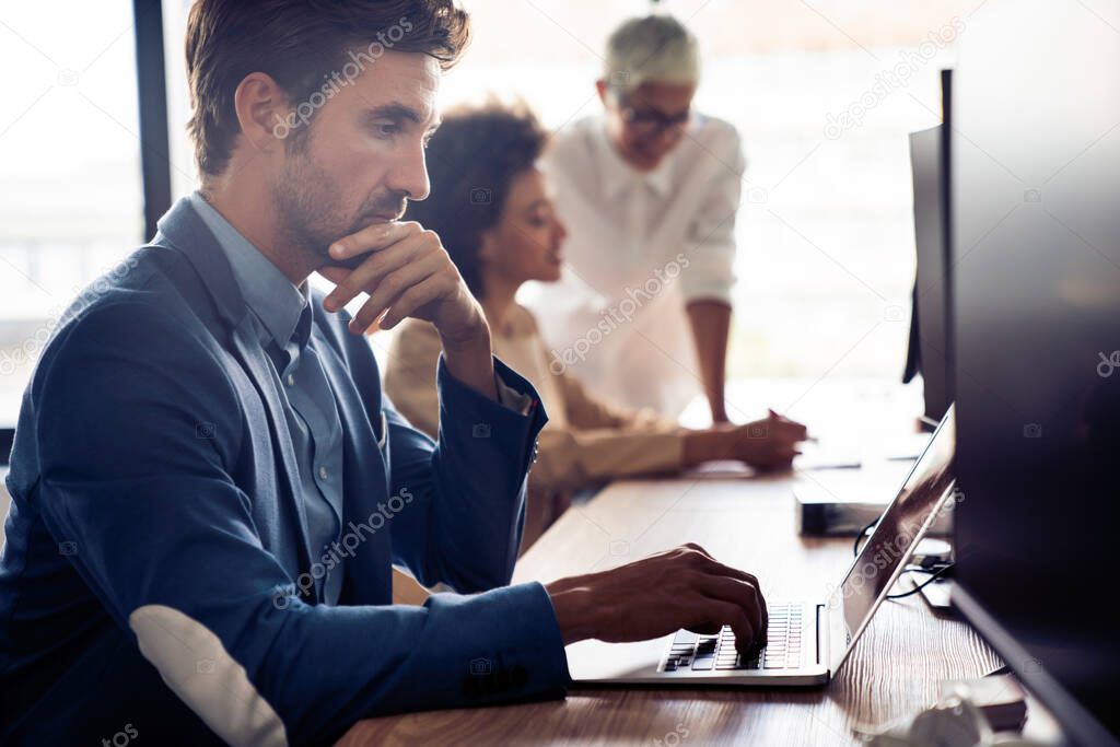 Ingenieros de software personas que trabajan en proyectos y programación en la empresa 2022