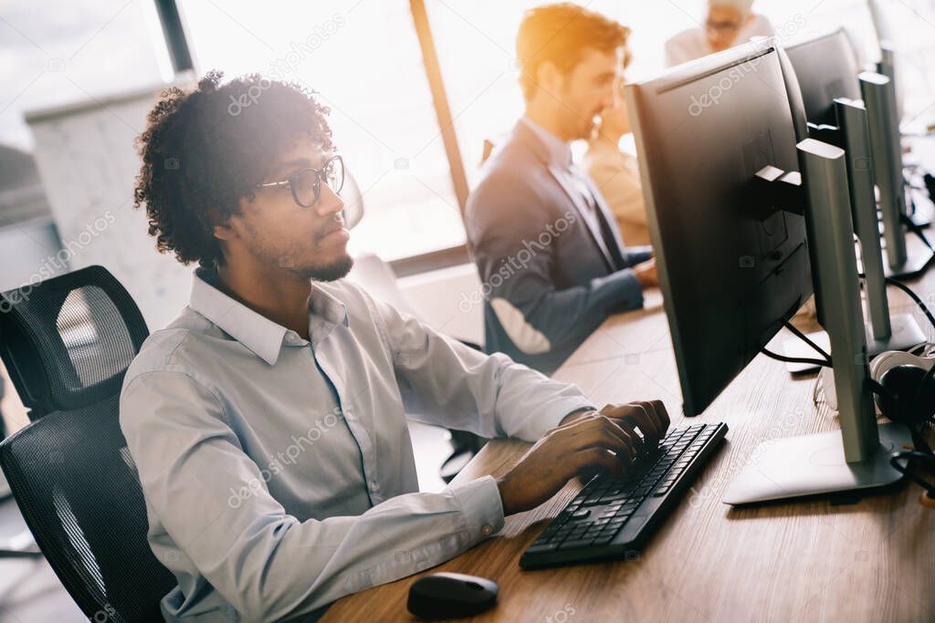 Ingenieros de software personas que trabajan en proyectos y programación en la empresa 2023