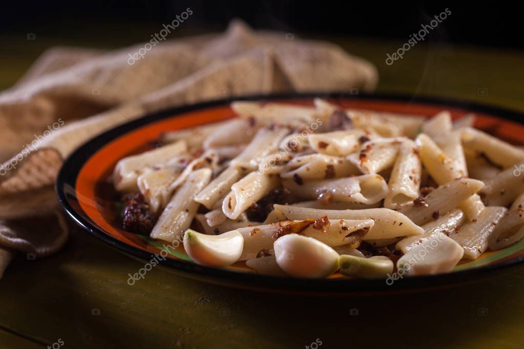 pasta con carne picada, ajo y cebolla al estilo marino sobre una mesa ...