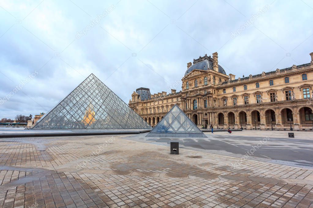 Ver Pirámide en el patio del Museo del Louvre de París. Museo del ...