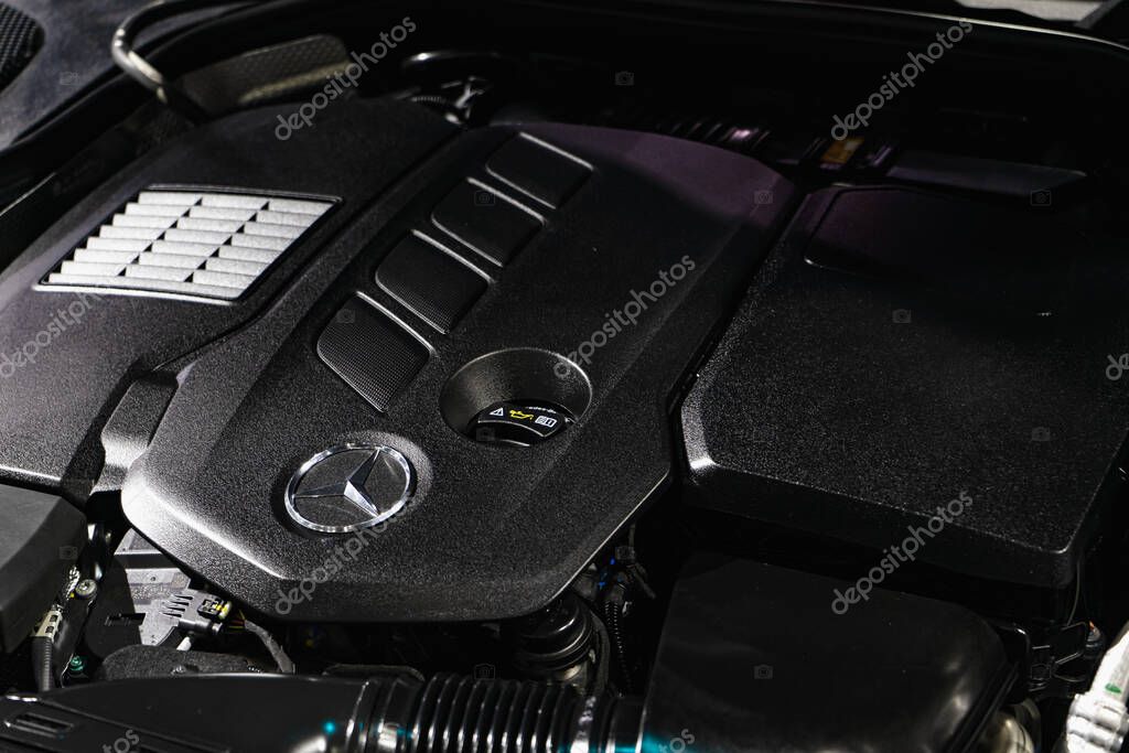 Bangkok, Tailandia - 20 de junio de 2020: Primer plano detallado del motor de autom viles de ...