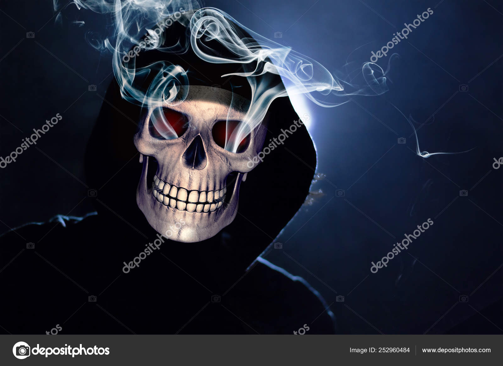 Cráneo humano con capucha aterradora. Muerte Retrato por la noche ...