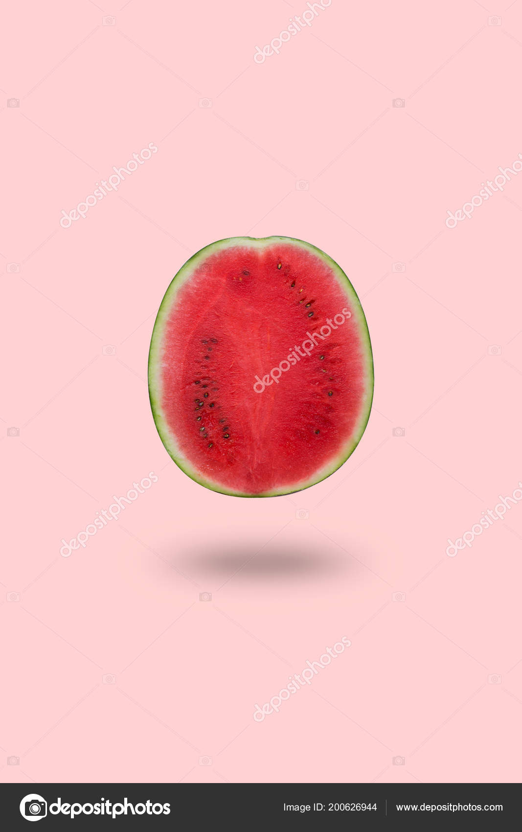 Sandía cortada aislada sobre fondo rosa con sombra — Foto de stock ...