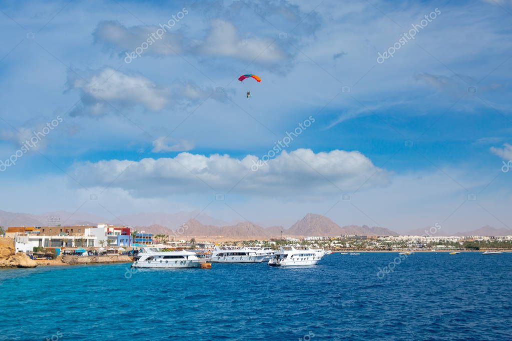 Puesta de sol en la bahía de Naama, Mar Rojo y yates a motor, Sharm el ...